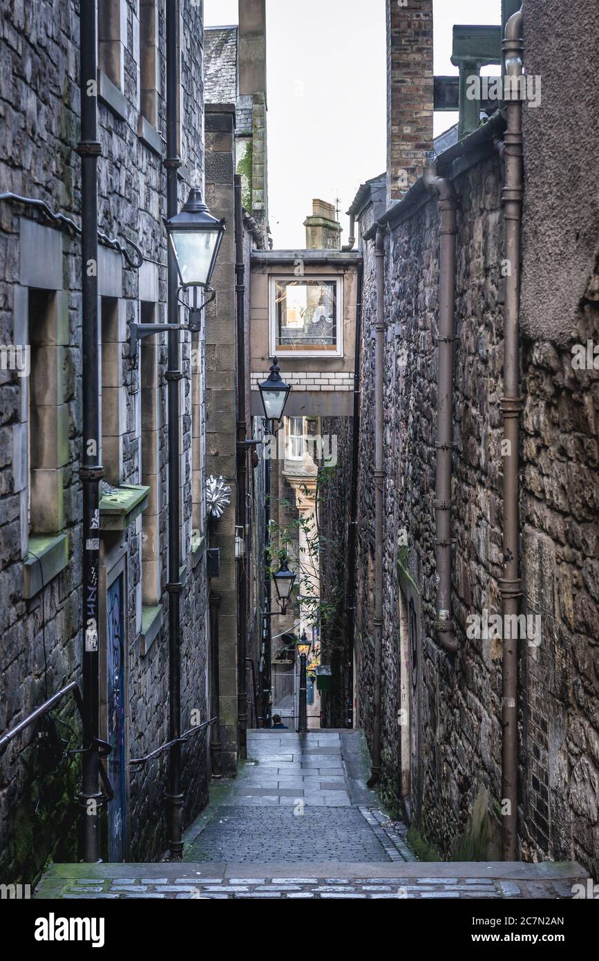 Narrow passage from High Street, part of Royal Mile in Edinburgh, the ...