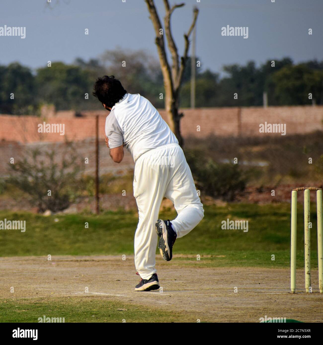 Cricket player full uniform hi-res stock photography and images - Alamy