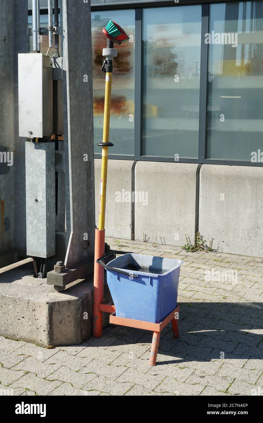 Equipment for cleaning and wet wipe of train carriages. A bucket with ...