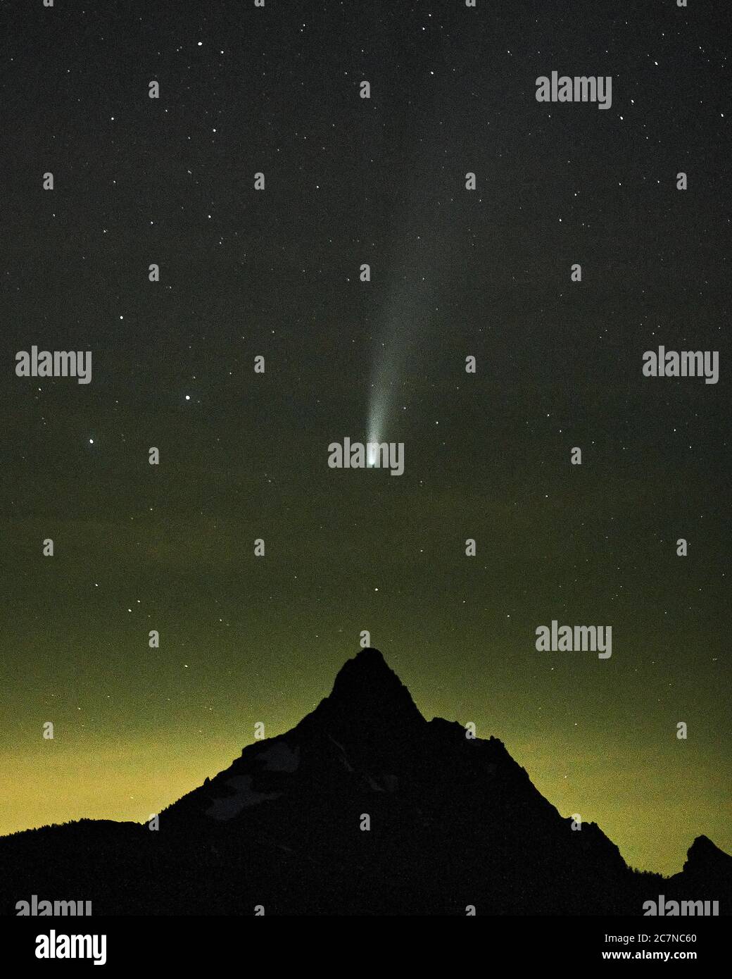 Comet Neowise appears in the night sky over Oregon's Mount Washington ...