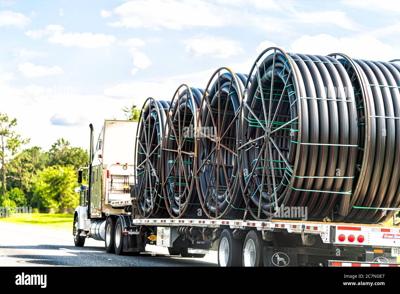 Truck carrying pipes hi-res stock photography and images - Alamy