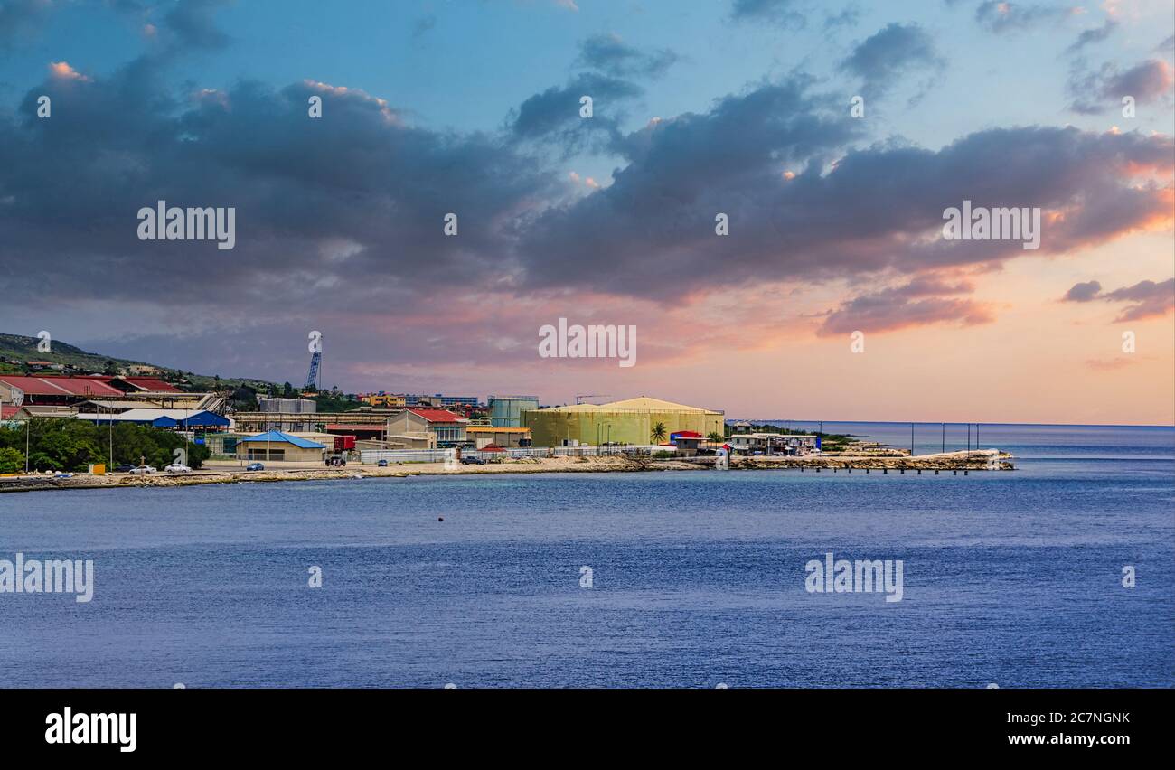 Oil refinery curacao hi-res stock photography and images - Alamy