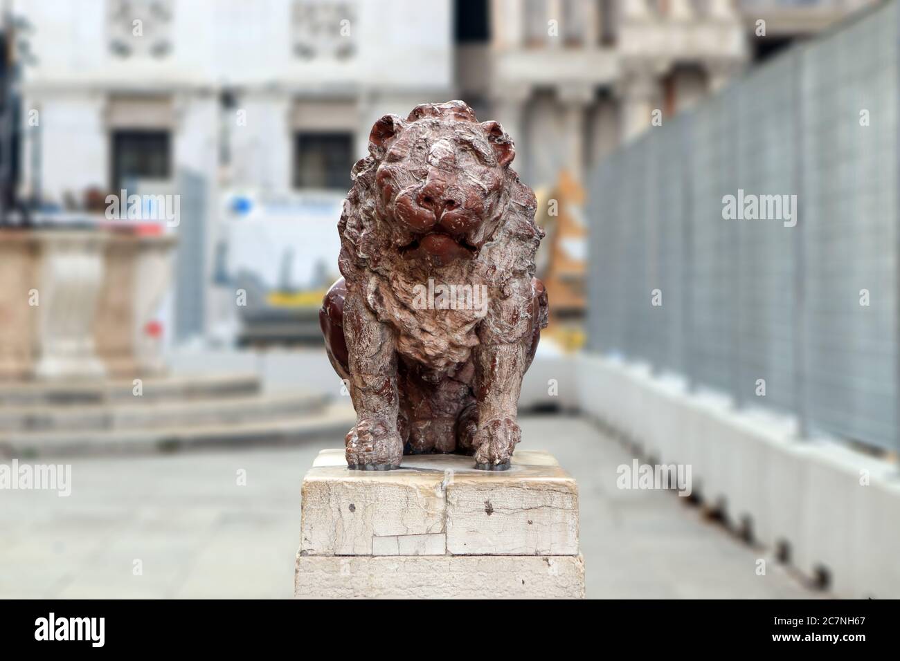 Beautiful lion stone statue hi-res stock photography and images - Alamy