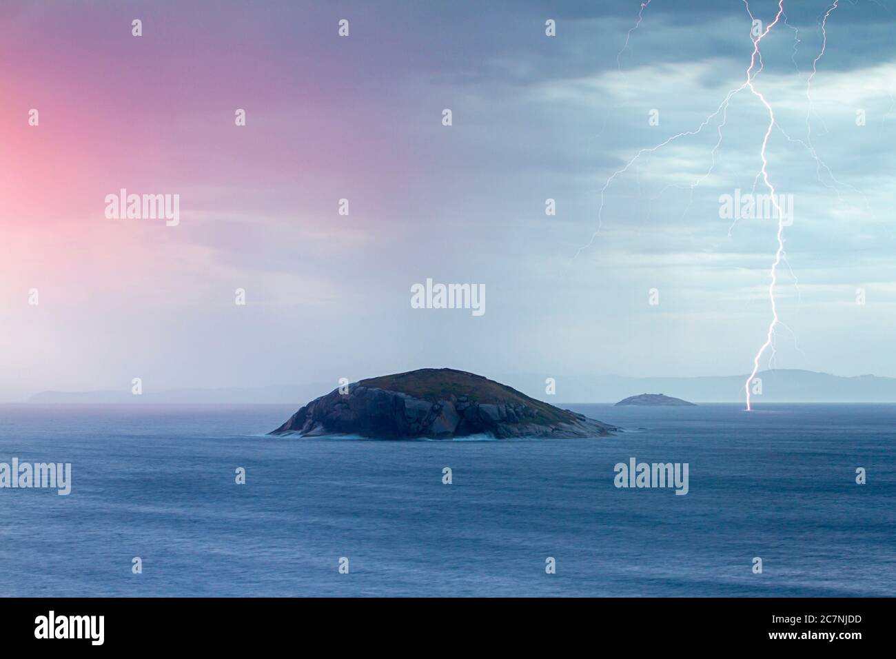 Lightning storm ocean hi-res stock photography and images - Alamy