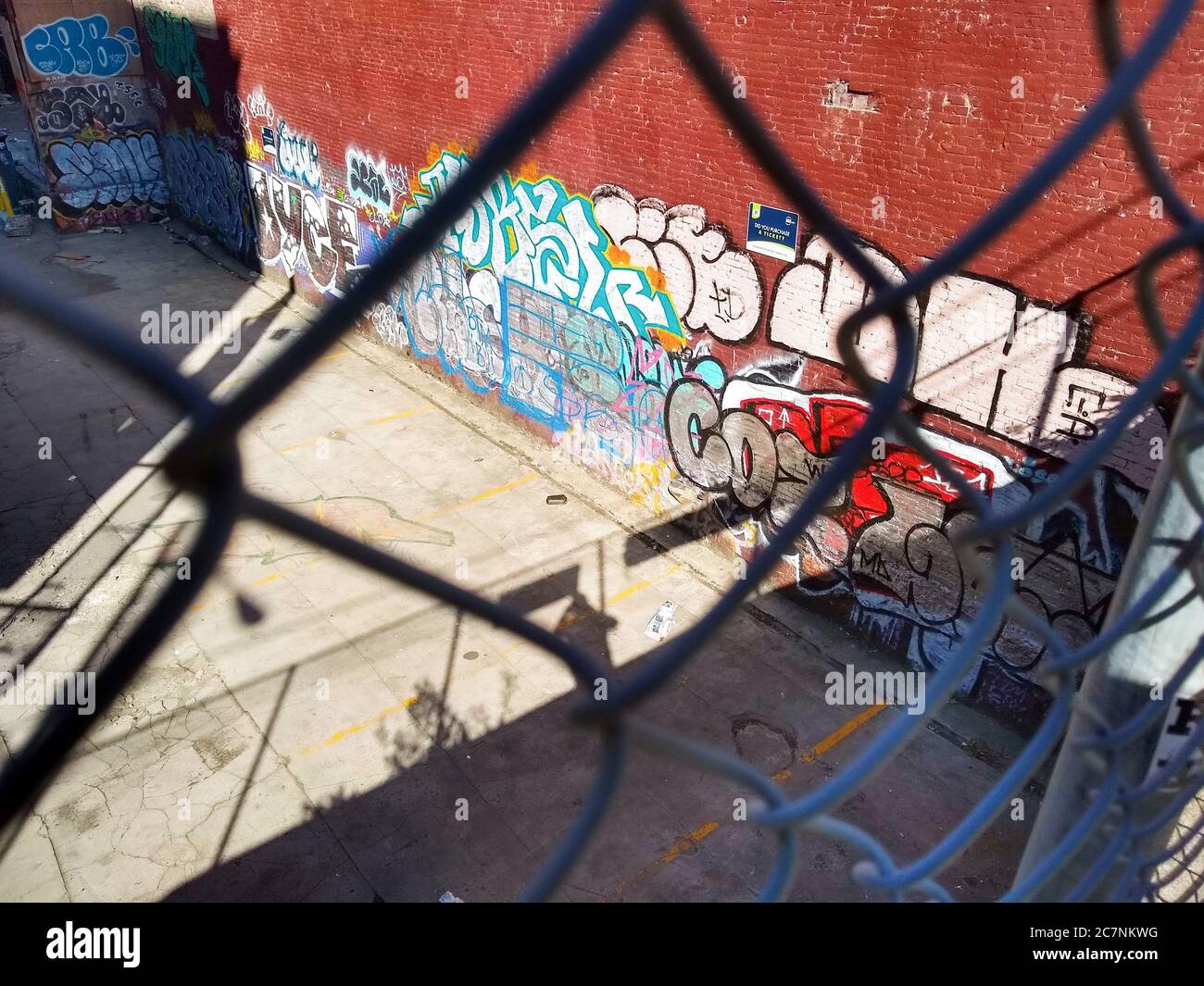 VANCOUVER, CANADA - Jun 09, 2019: Vista de un parque con graffiti y ...