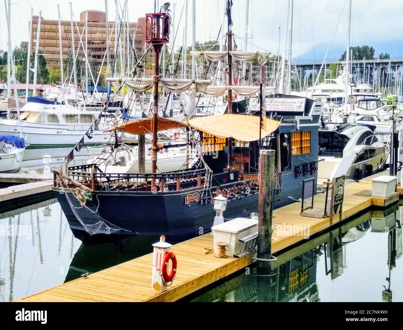 Barco pirata hi-res stock photography and images - Alamy
