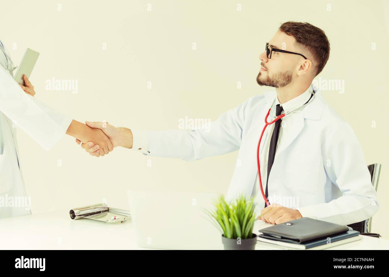 Doctor patient collaboration hi-res stock photography and images - Alamy