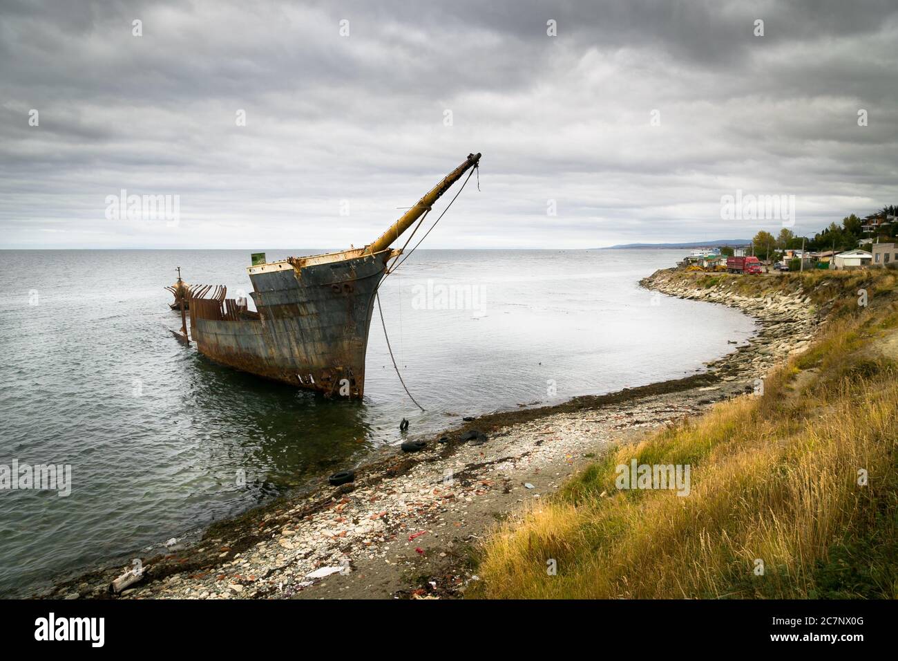 White broken ship hi-res stock photography and images - Alamy