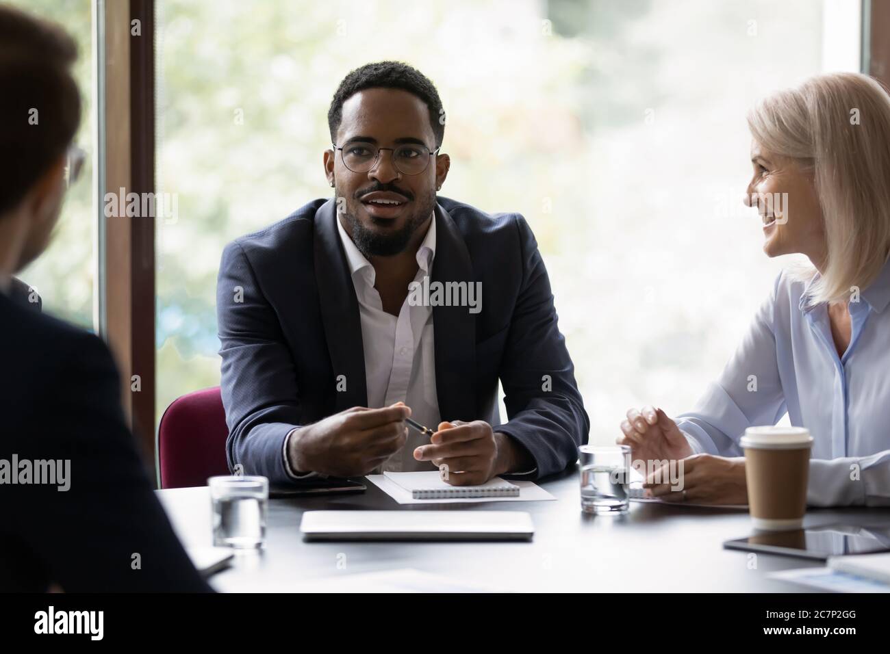 Diverse businesspeople sit desk hi-res stock photography and images - Alamy