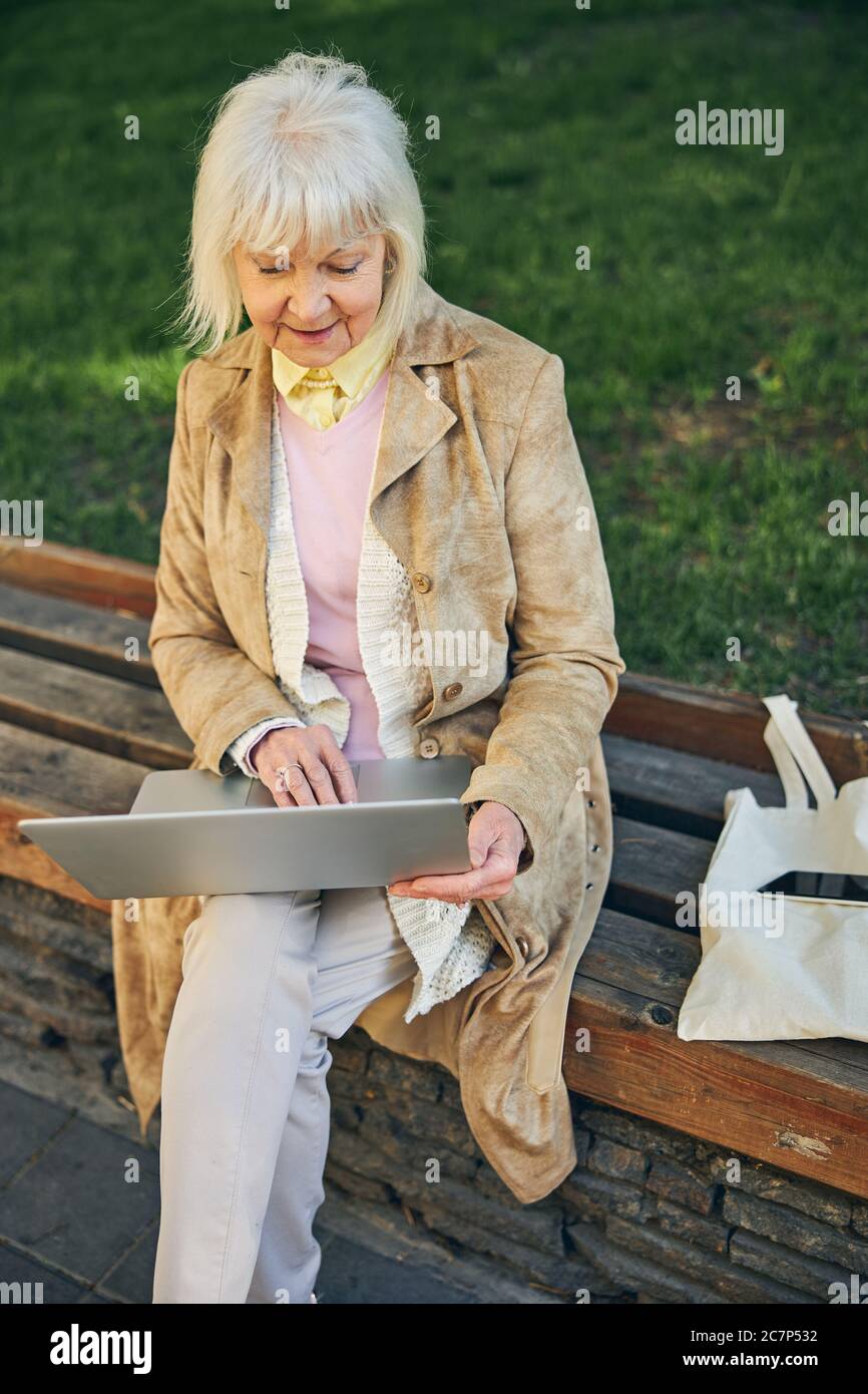 Old lady using a computer hi-res stock photography and images - Alamy
