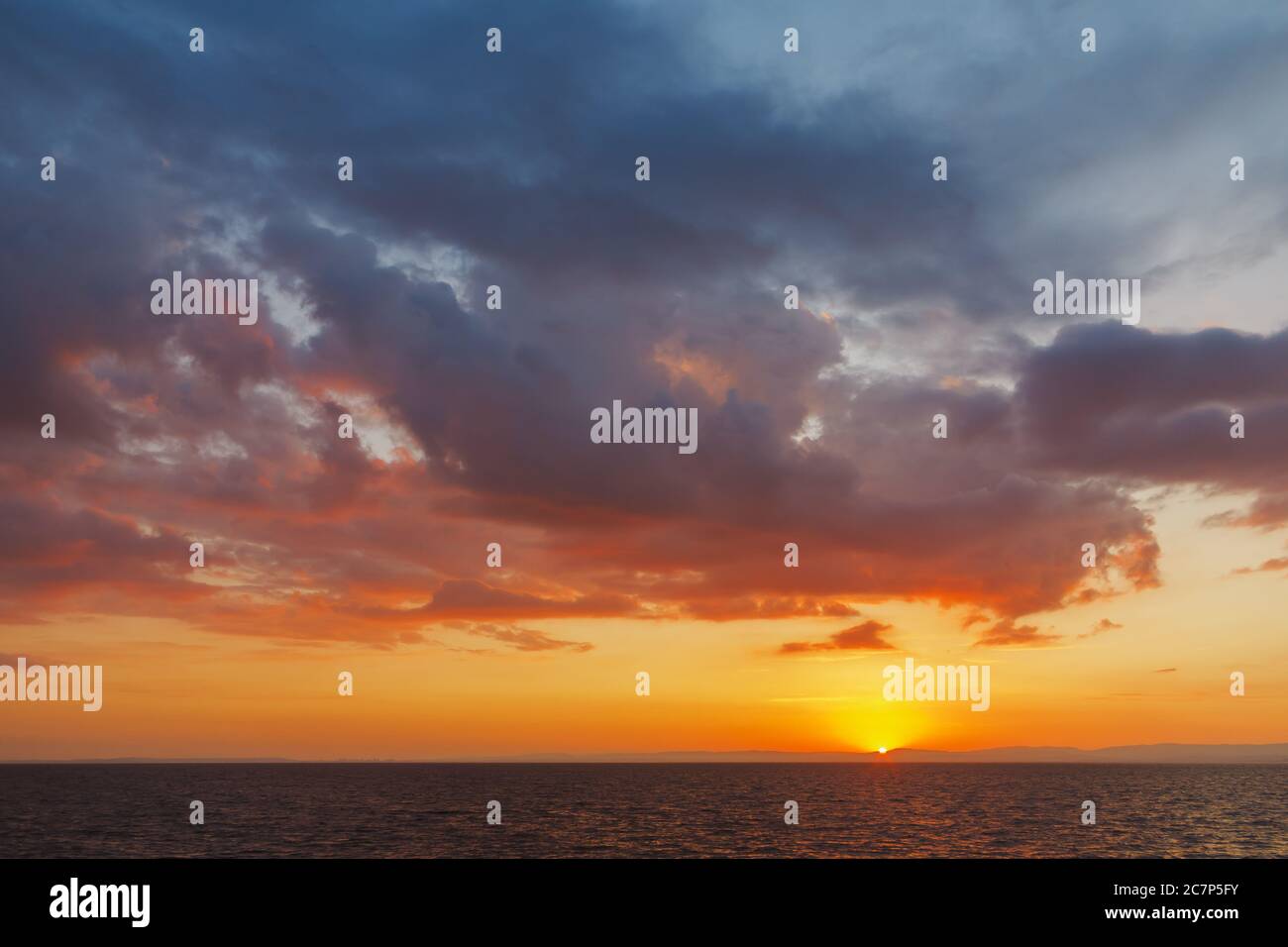 Golden sun horizon hi-res stock photography and images - Alamy