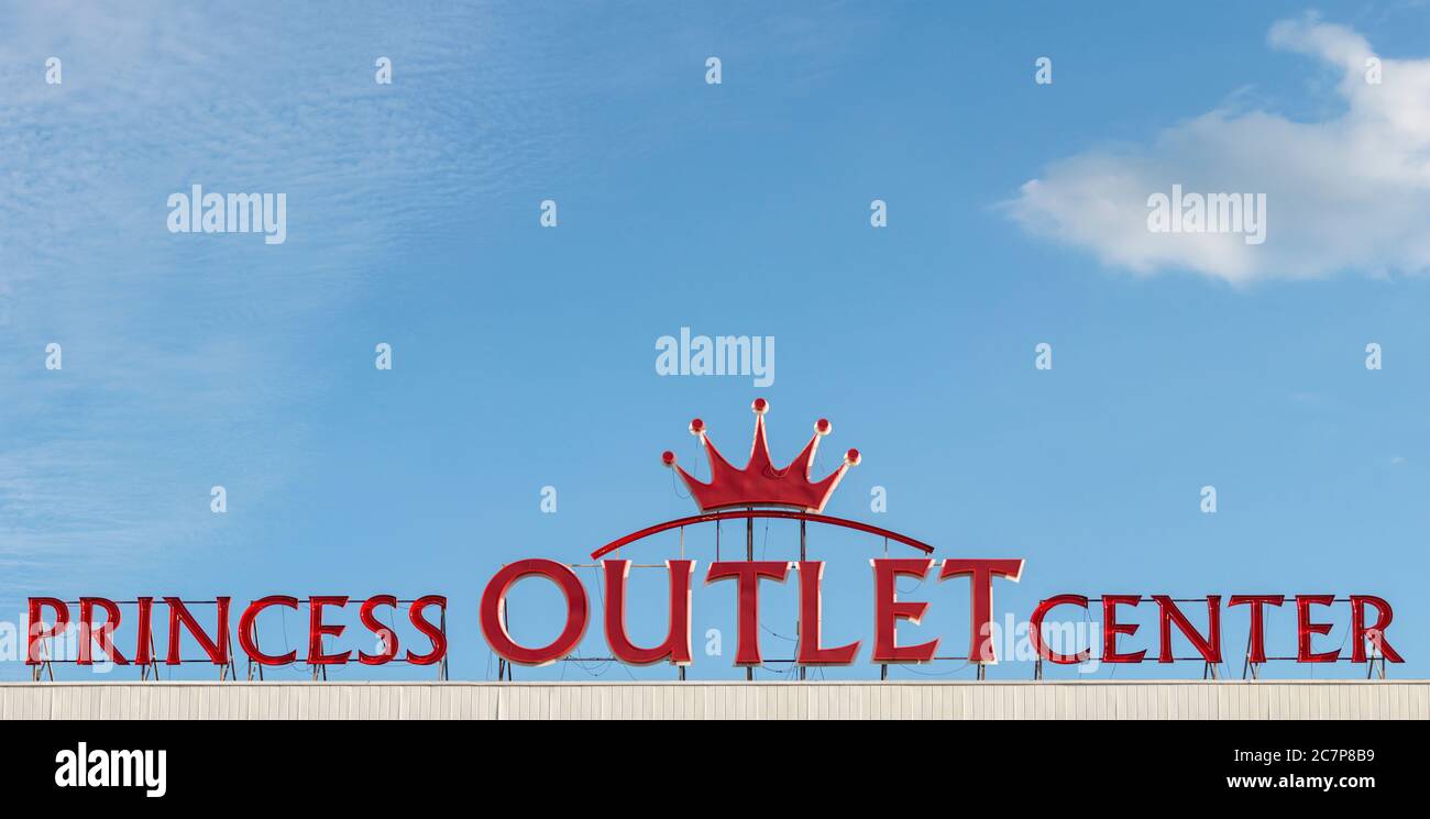Shopping center sign logo mall hi-res stock photography and images - Alamy