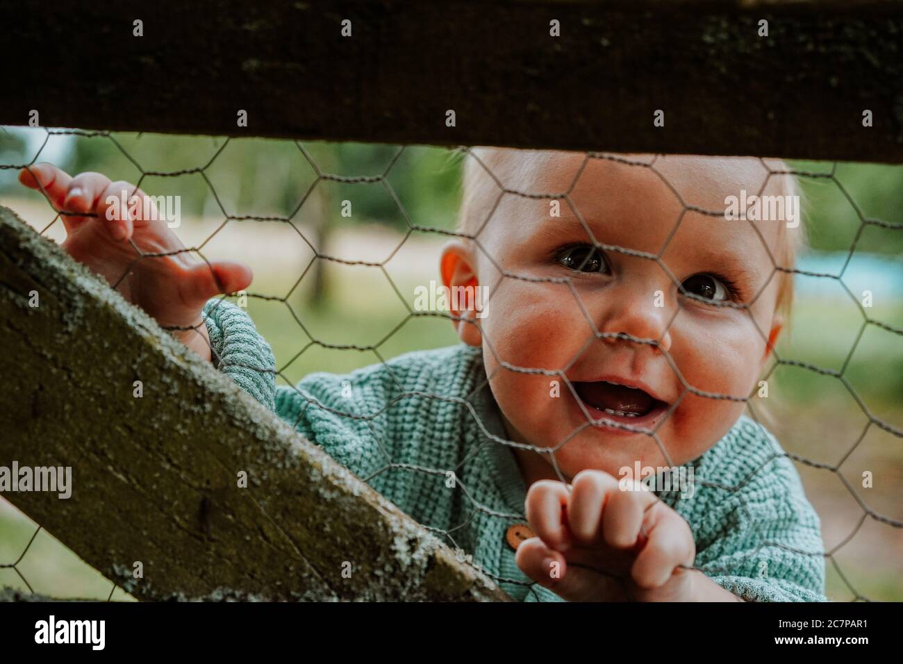 Children peeking through fence hi-res stock photography and images - Alamy