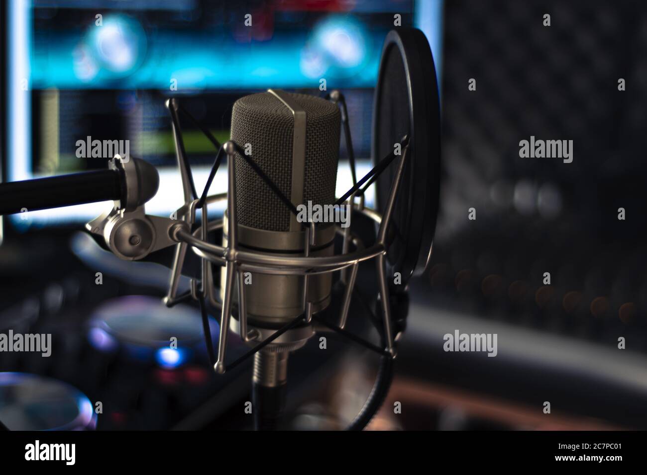 Microphone condenser hi-res stock photography and images - Alamy