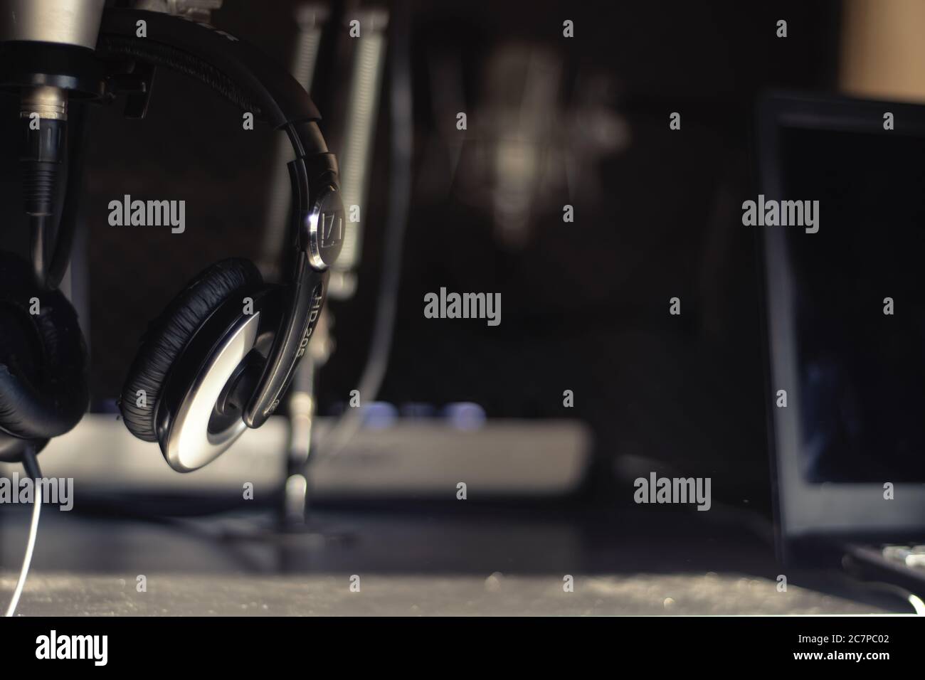 Hanging microphone vintage hi-res stock photography and images - Alamy