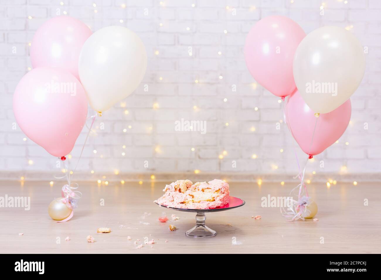 Balloon smash cake hi-res stock photography and images - Alamy