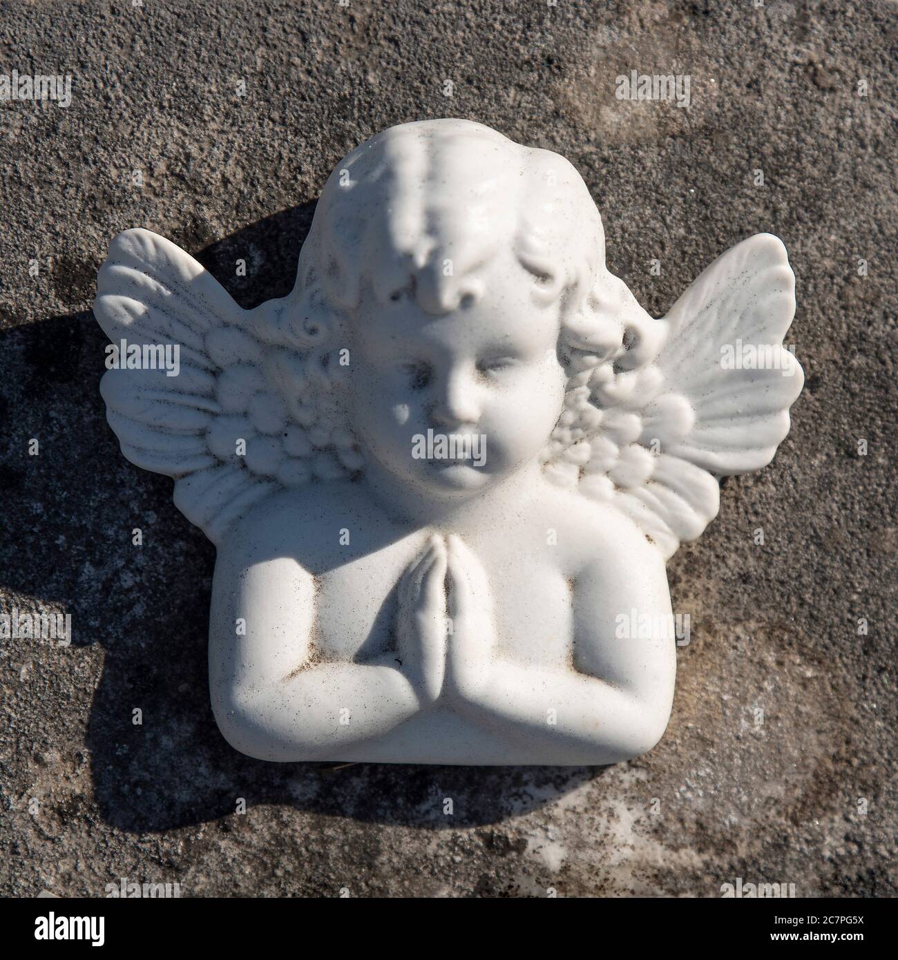 Angel figurine on a tombstone hi-res stock photography and images - Alamy