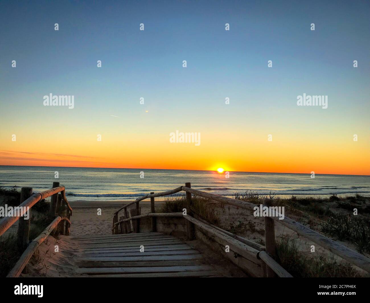 atardecer en la playa Stock Photo - Alamy