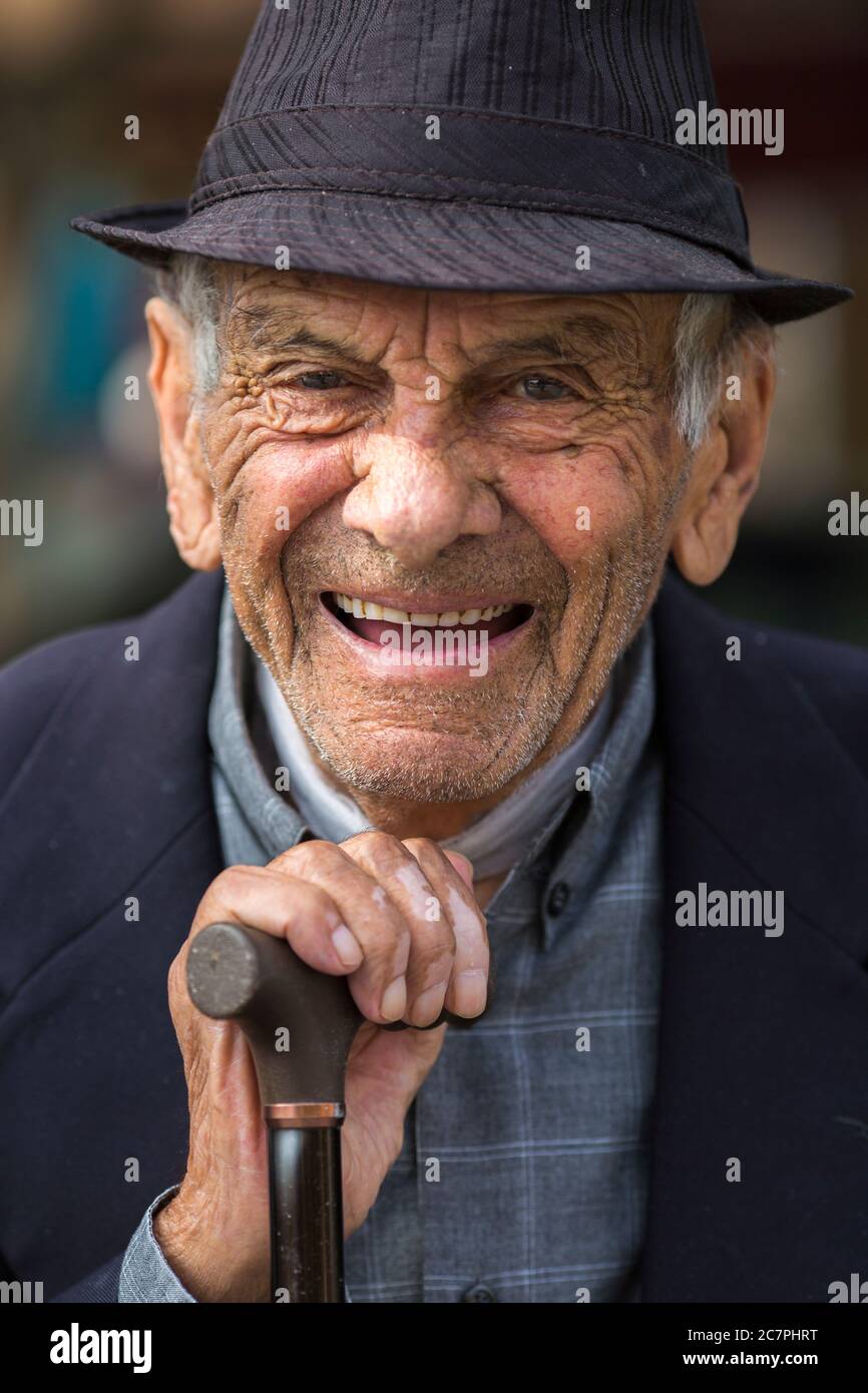 Old chinese sitting on a bench hi-res stock photography and images - Alamy