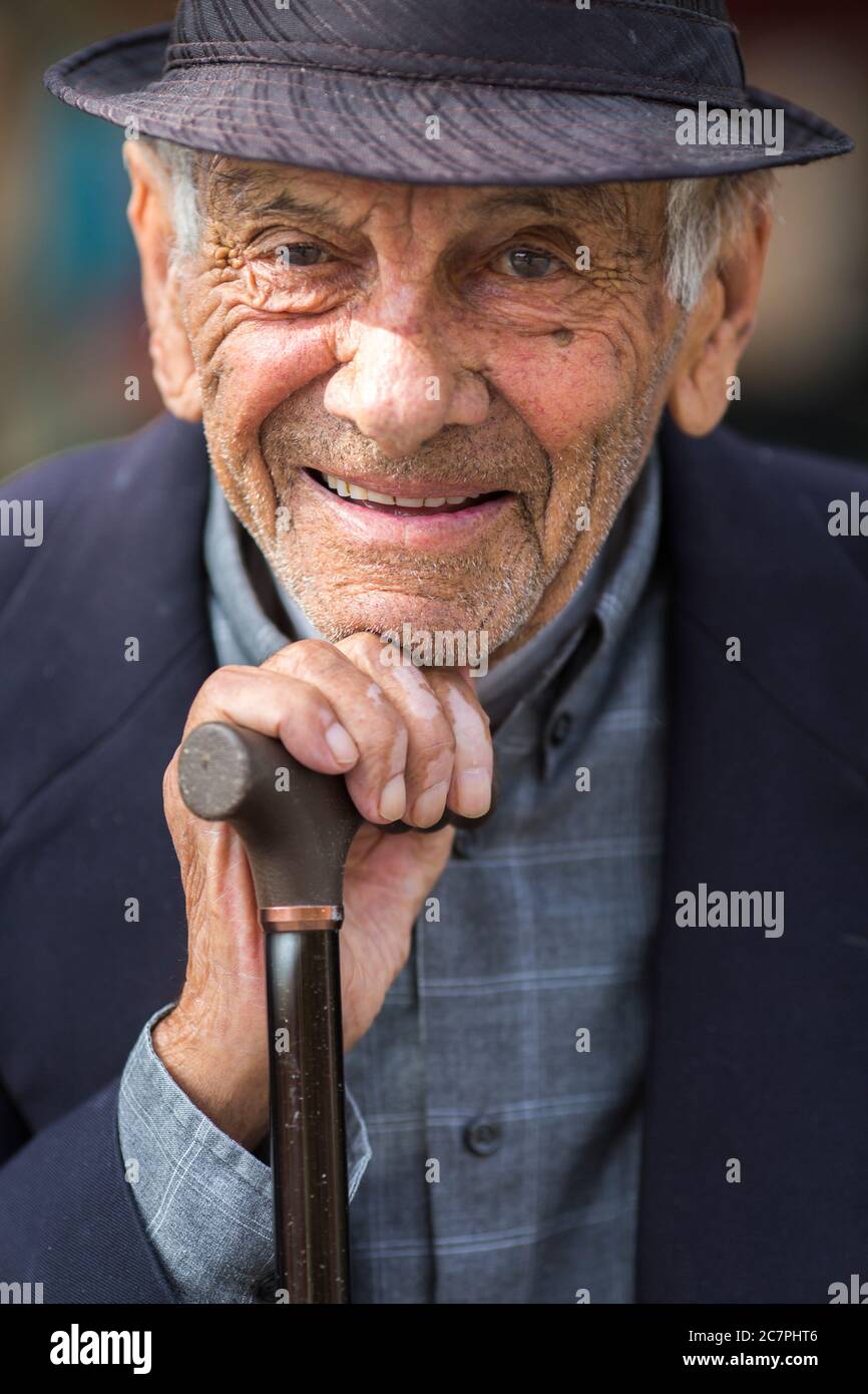 Old chinese sitting on a bench hi-res stock photography and images - Alamy