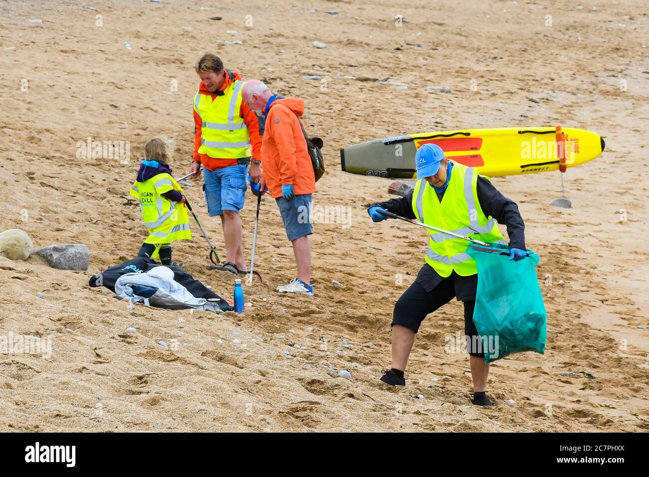 Volunteers cleaning up litter on beach hi-res stock photography and ...