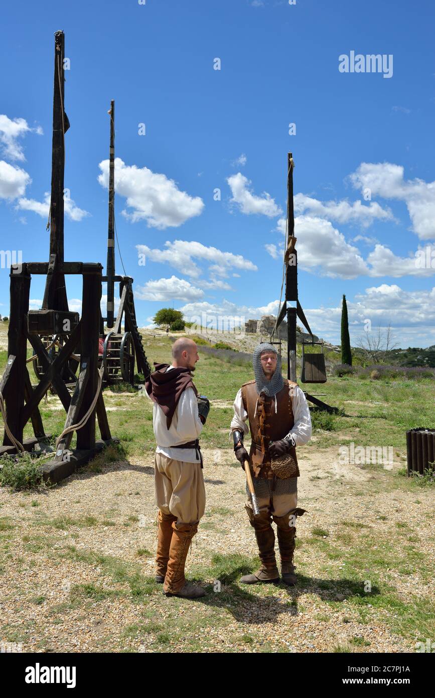 Medieval mens clothing hi-res stock photography and images - Alamy