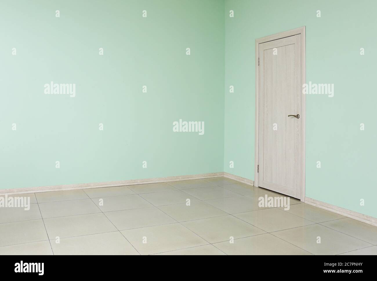Interior of empty spacious room Stock Photo - Alamy