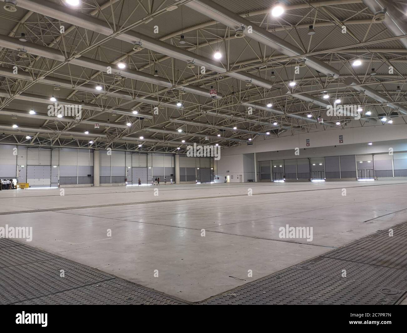 empty exhibition hall Stock Photo - Alamy