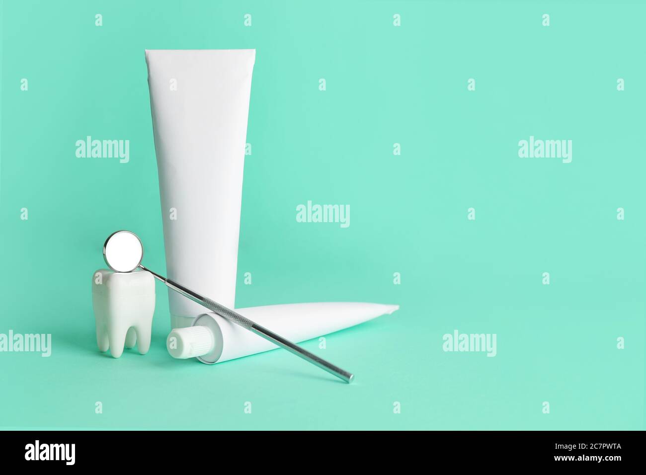 Dental mirror with paste on color background Stock Photo - Alamy