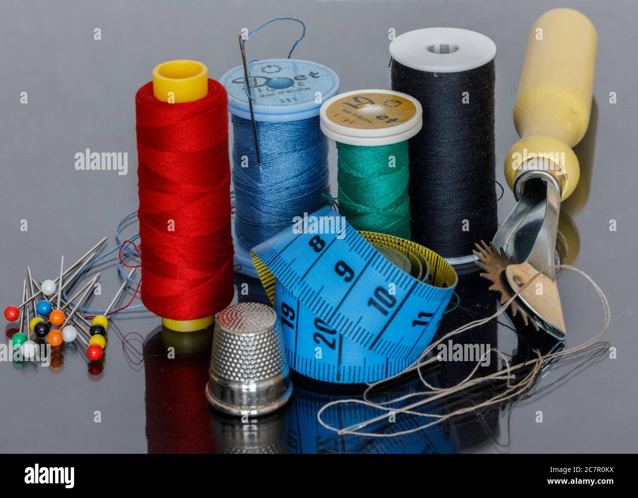 Thread sewing needle thimble hi-res stock photography and images - Alamy