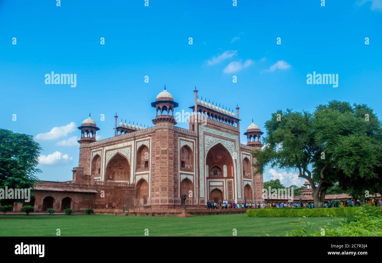 The Grate Taj Mahal of India was commissioned by Shah Jahan in 1631 ...