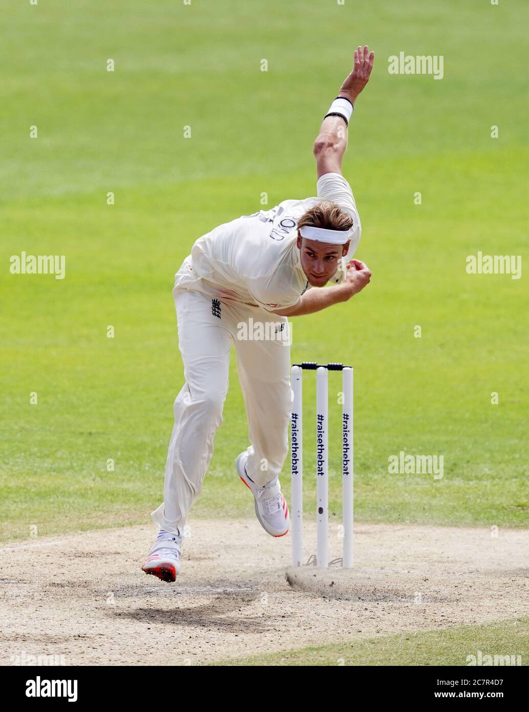 Stuart broad bowling hi-res stock photography and images - Alamy