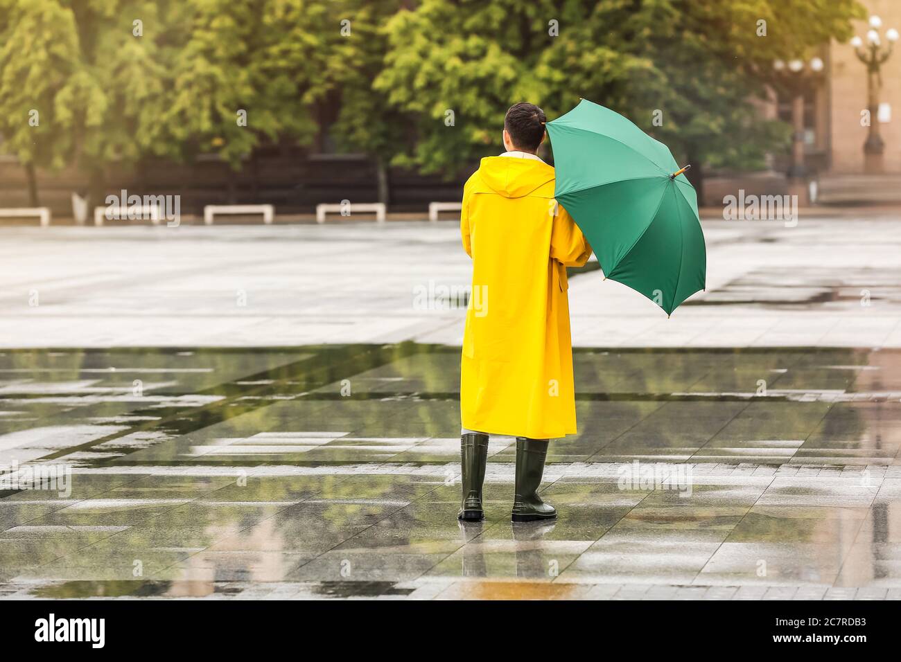 Man raincoat umbrella back hi-res stock photography and images - Alamy