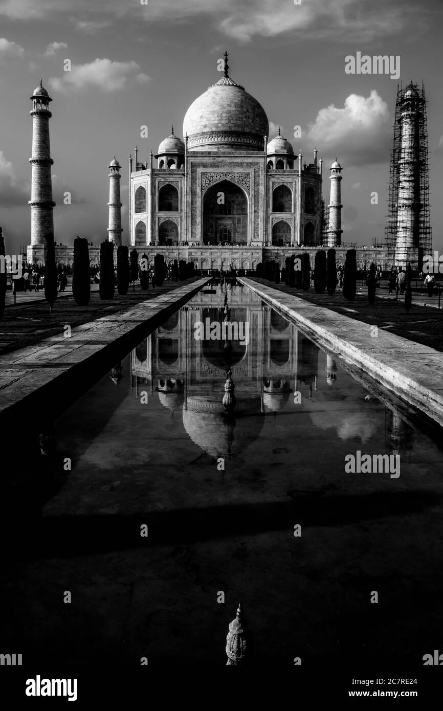 The Grate Taj Mahal of India was commissioned by Shah Jahan in 1631 ...