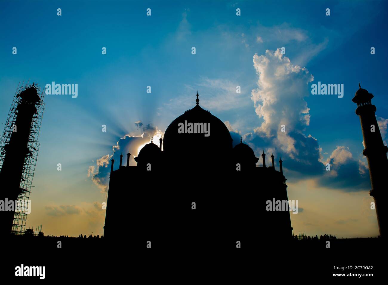 The Grate Taj Mahal of India was commissioned by Shah Jahan in 1631 ...