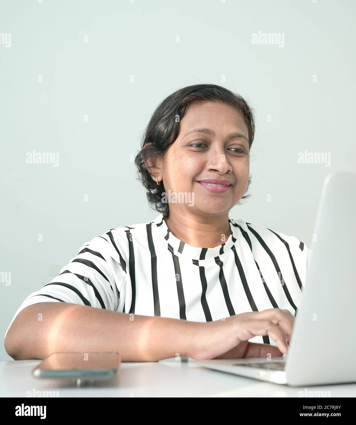Indian woman computer office hi-res stock photography and images - Alamy