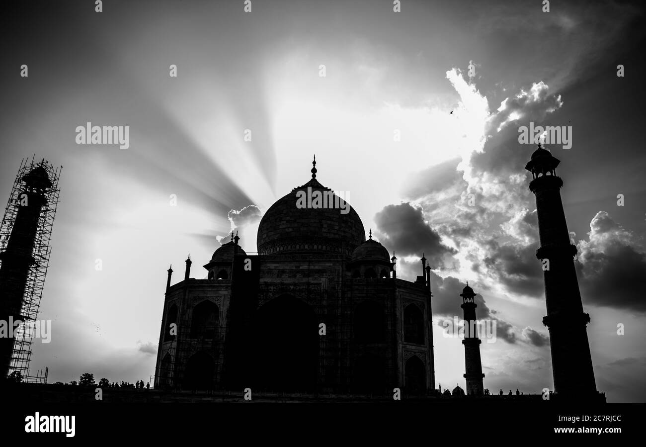 The Grate Taj Mahal of India was commissioned by Shah Jahan in 1631 ...