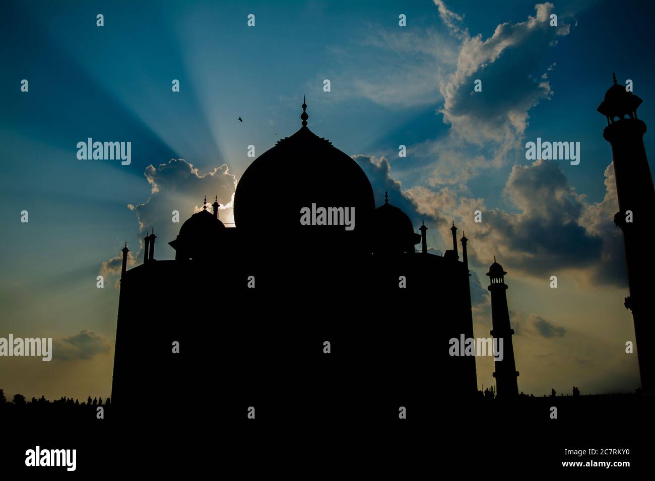 The Grate Taj Mahal of India was commissioned by Shah Jahan in 1631 ...