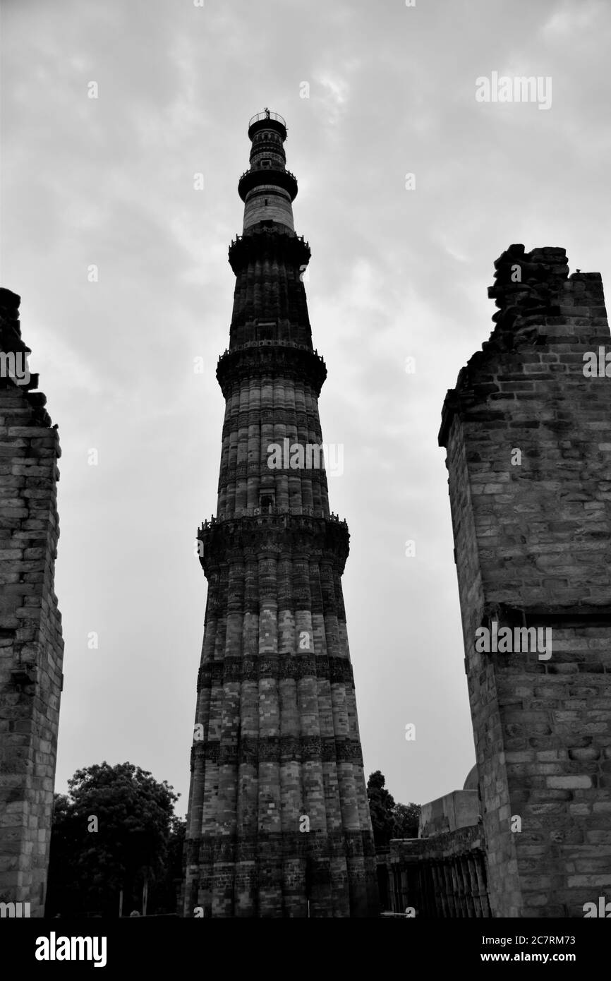 Qutub minar monument mosque minaret complex Black and White Stock ...