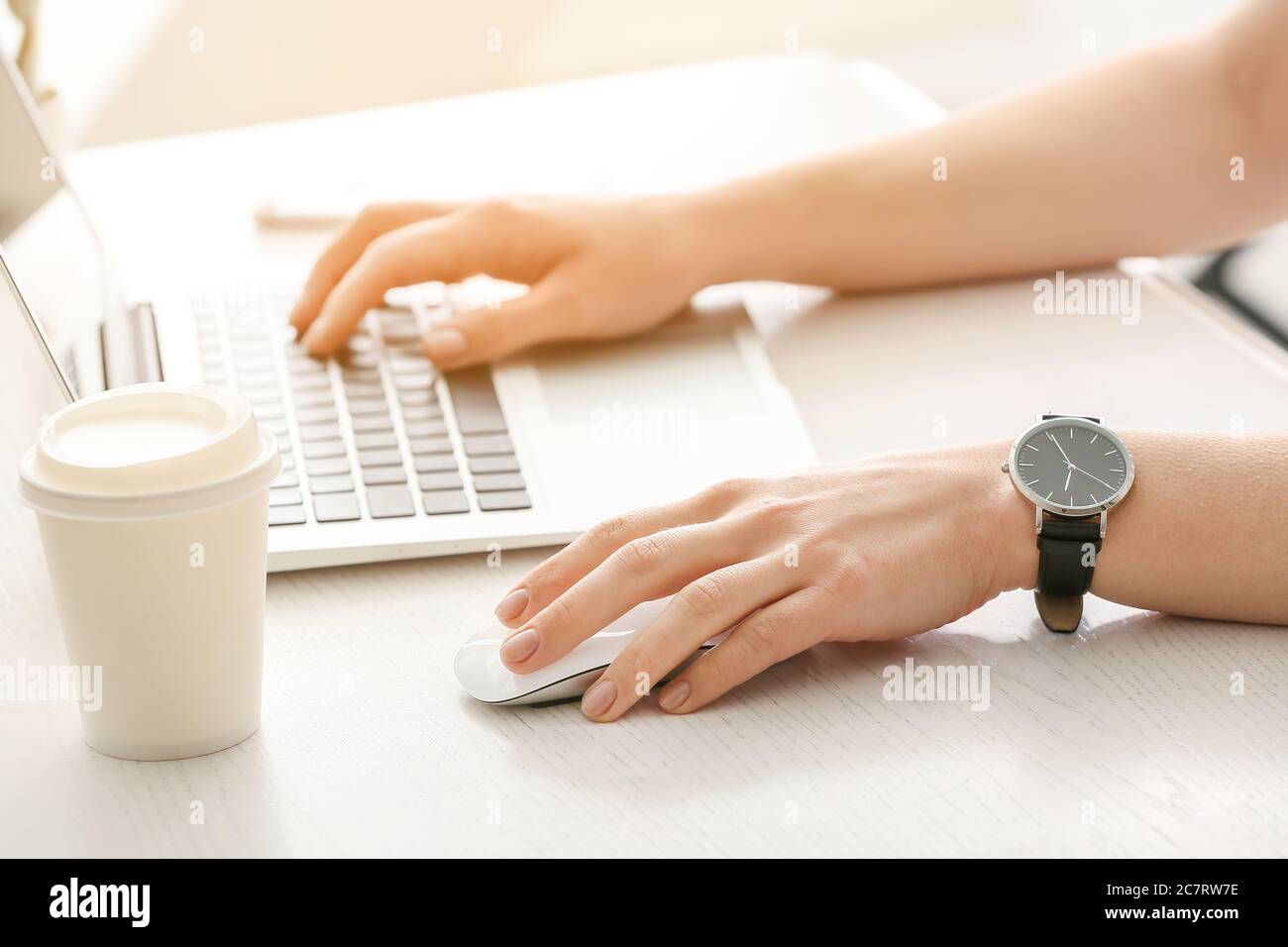 Girl working computer mouse hi-res stock photography and images - Alamy
