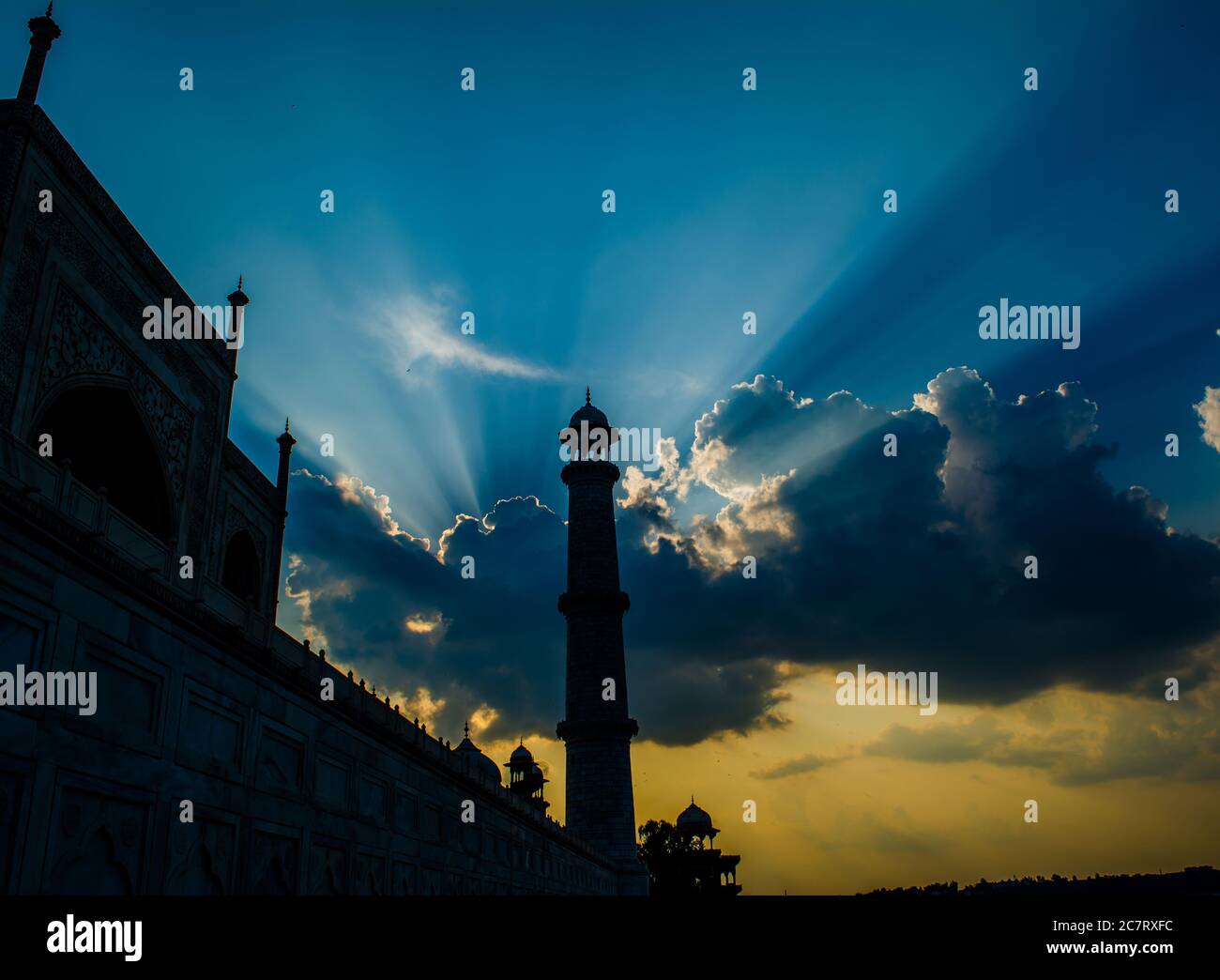 The Grate Taj Mahal of India was commissioned by Shah Jahan in 1631 ...