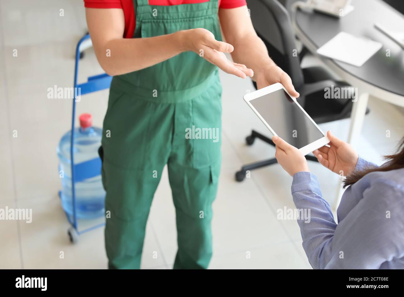 Hands receiving water hi-res stock photography and images - Alamy