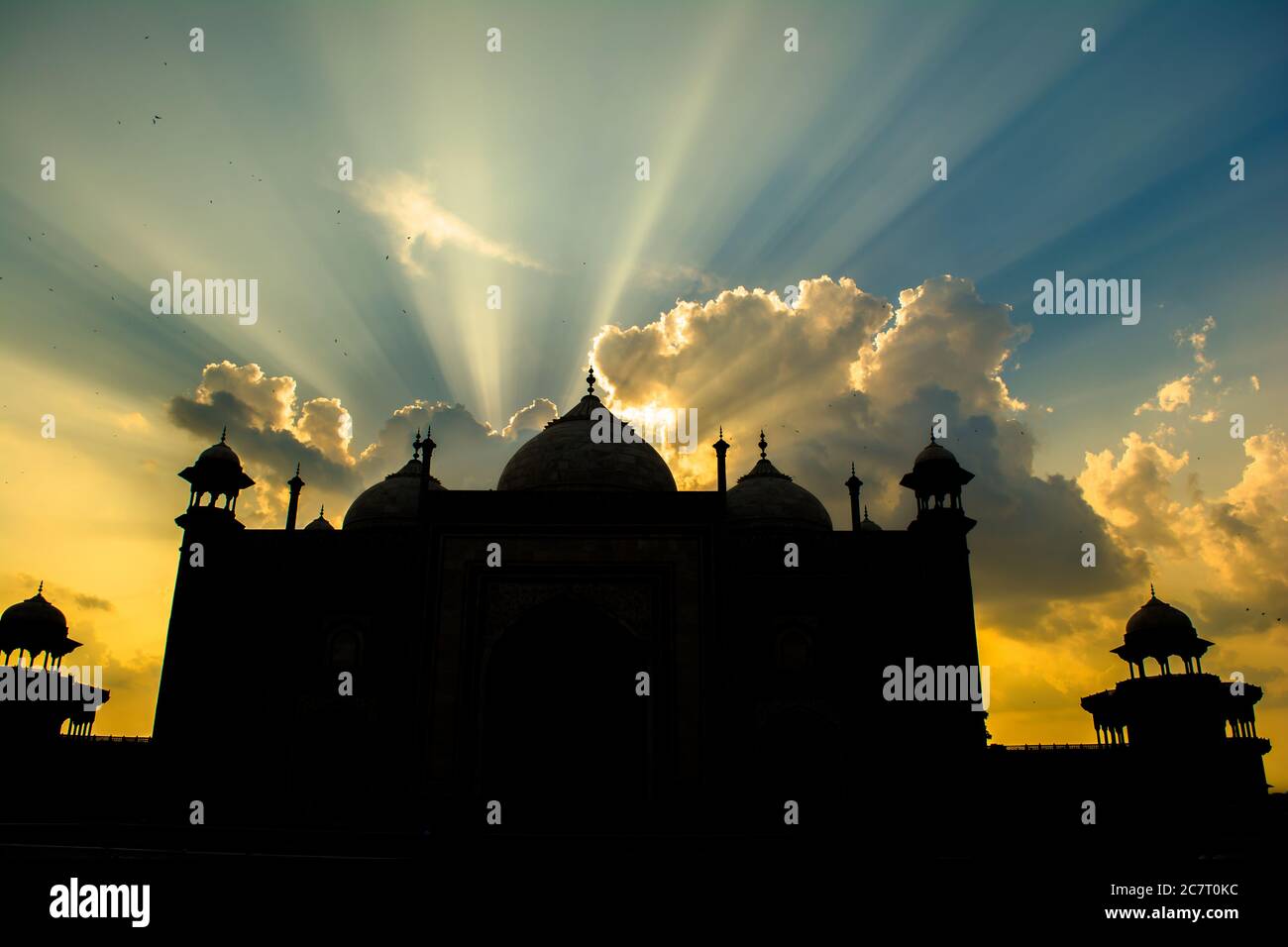 The Grate Taj Mahal of India was commissioned by Shah Jahan in 1631 ...