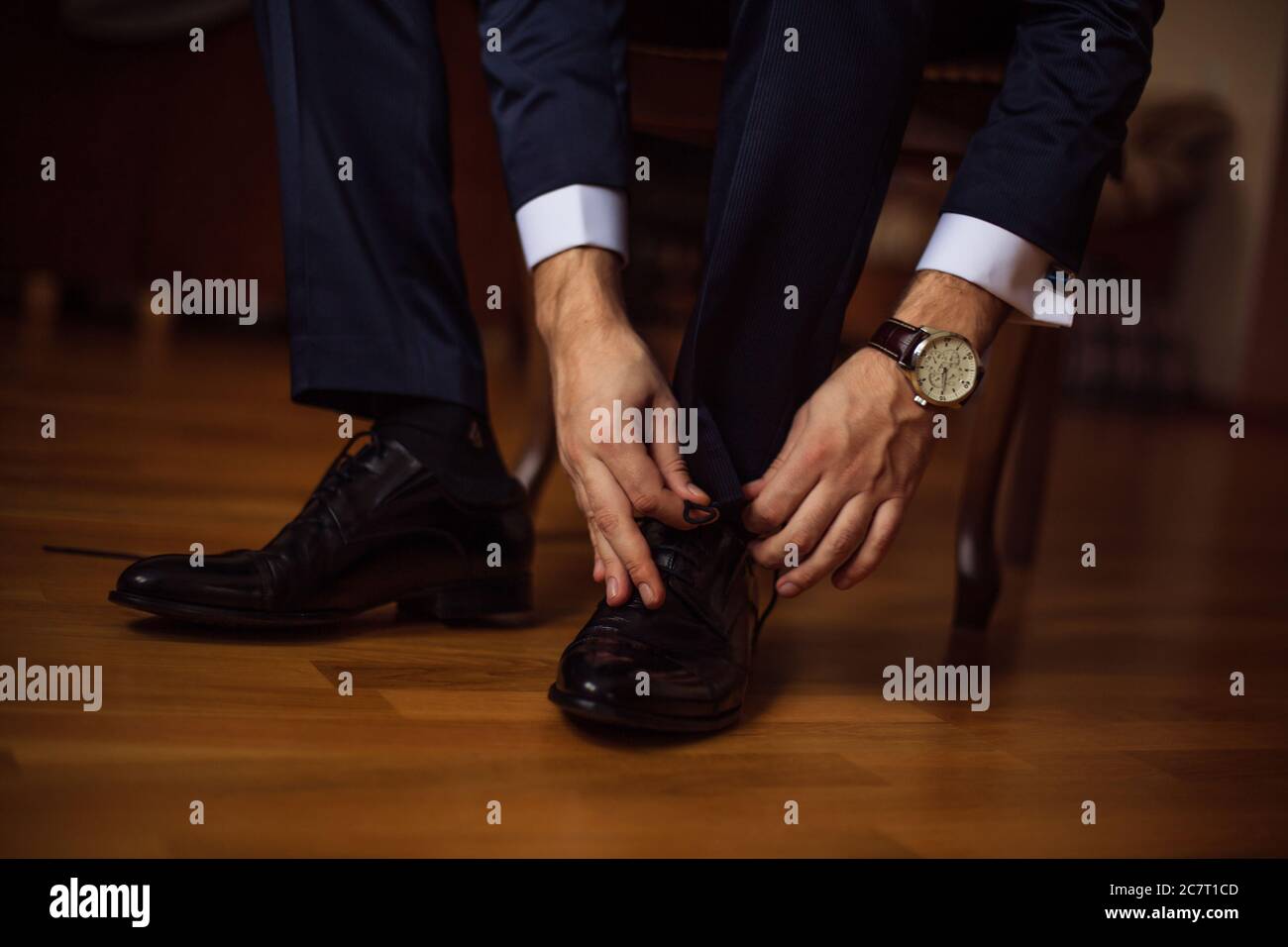 The business man wears shoes Stock Photo - Alamy