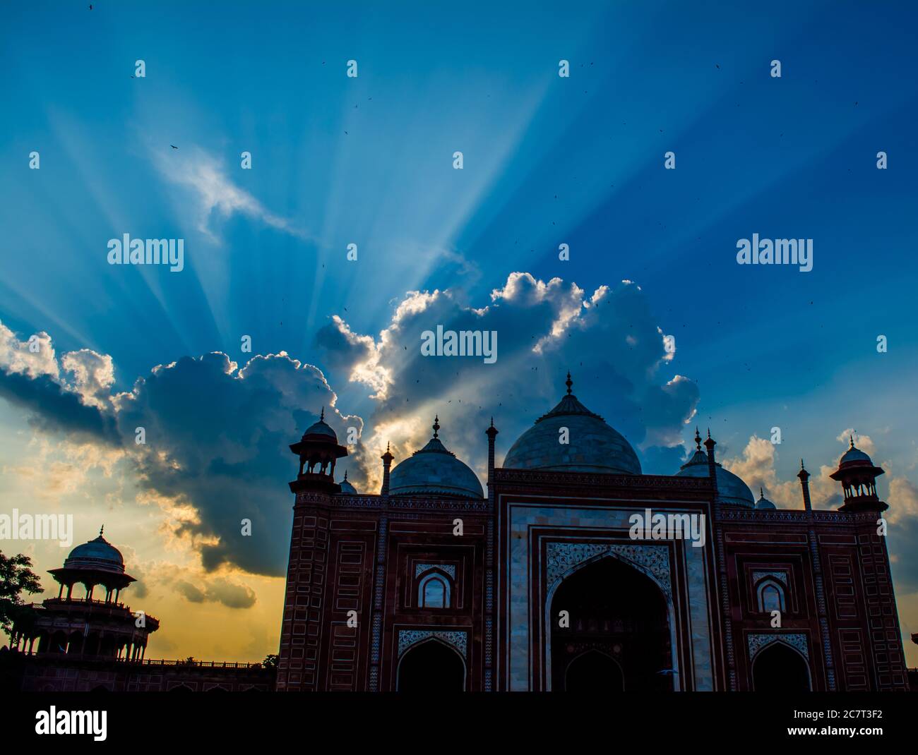 The Grate Taj Mahal of India was commissioned by Shah Jahan in 1631 ...
