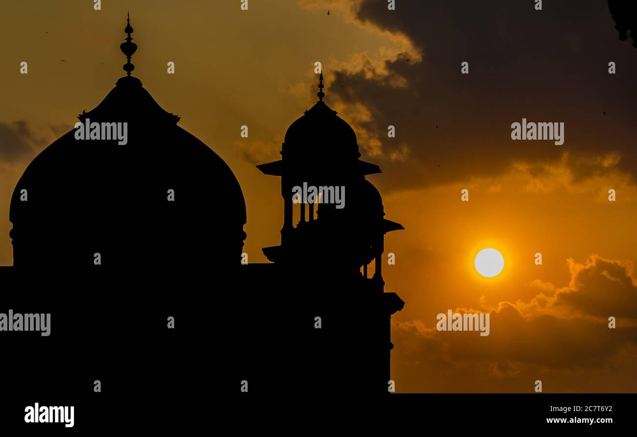 The Grate Taj Mahal of India was commissioned by Shah Jahan in 1631 ...
