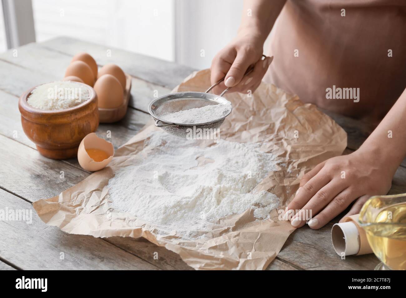 Woman sifting flour white bowl hi-res stock photography and images - Alamy
