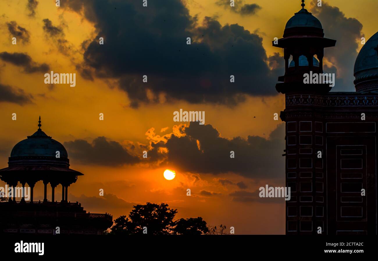 The Grate Taj Mahal of India was commissioned by Shah Jahan in 1631 ...