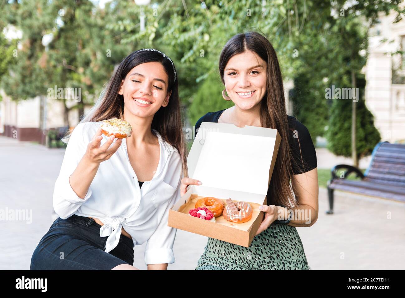 Girls enjoying fast food hi-res stock photography and images - Alamy