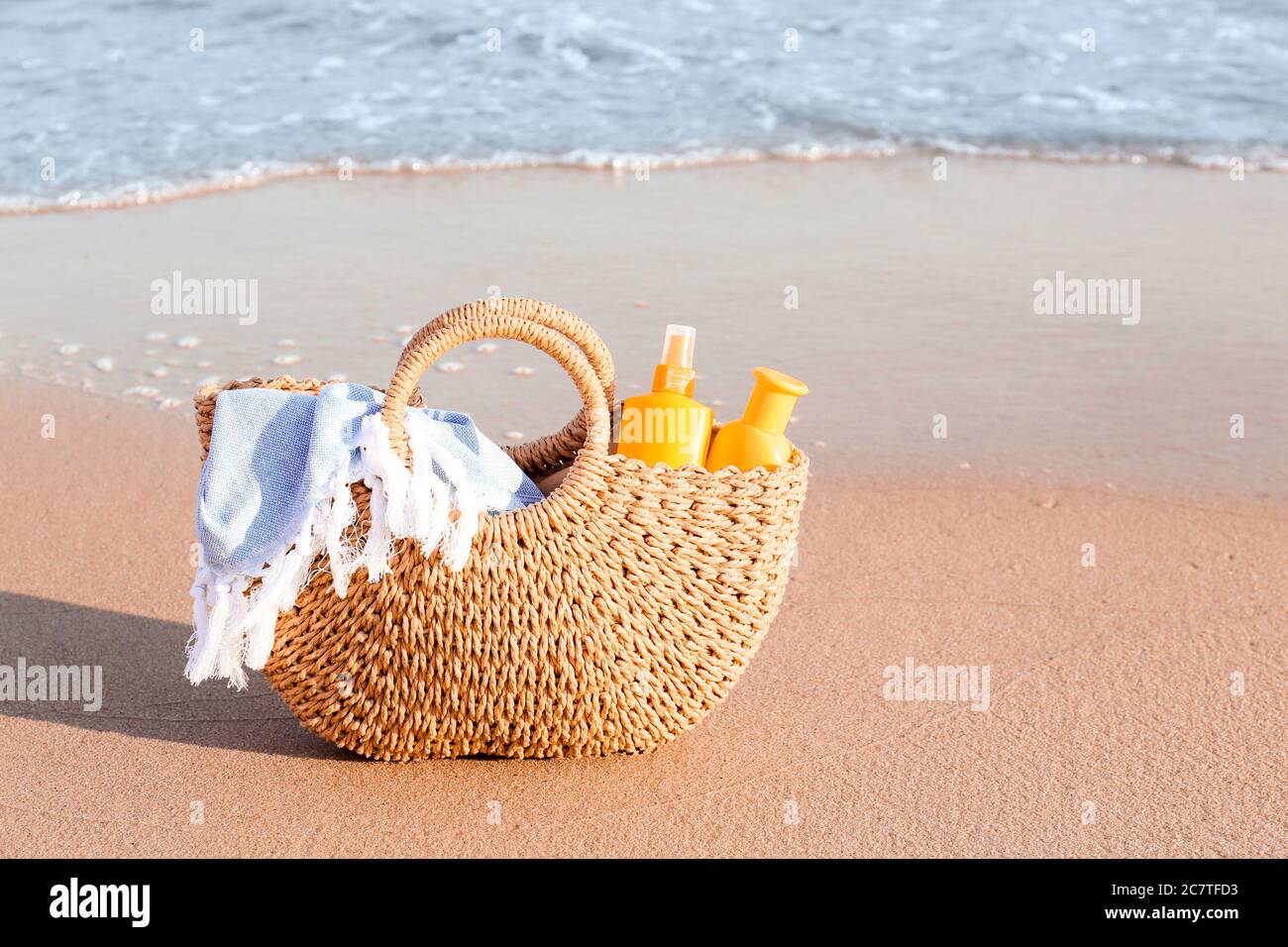 Bag with sunscreen cream on beach Stock Photo - Alamy